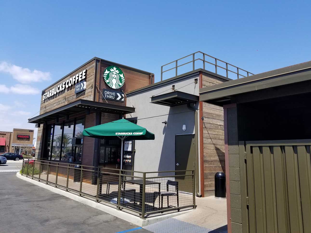 Cafenea Starbucks din constructie modulara tip container - Nomaad